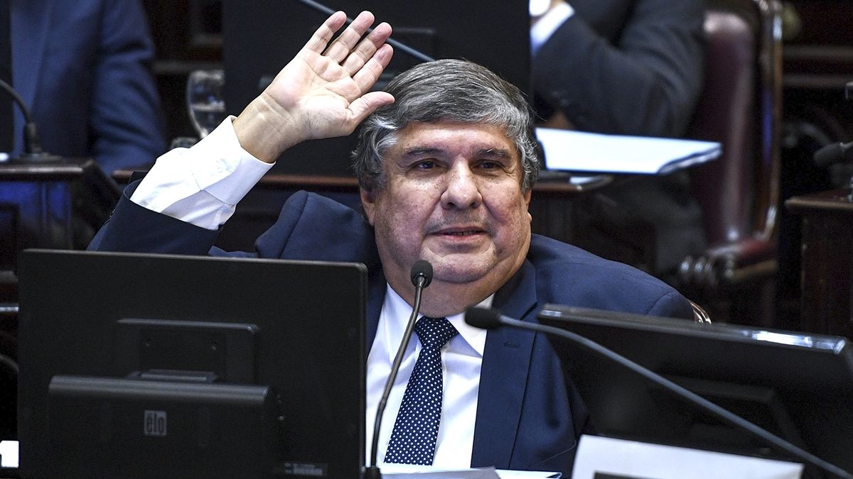 José Mayans fue trasladado en un vuelo sanitario desde Formosa a Buenos ...