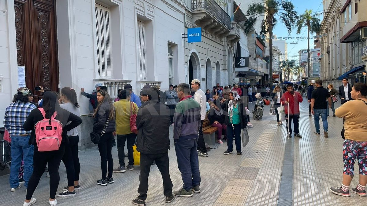 Comenzó la inscripción al bono de $45.000: más de 200 metros de fila en ...