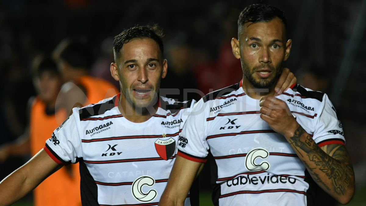 Colón resistió hasta el final y le ganó 2 a 1 a Nueva Chicago en Santa Fe