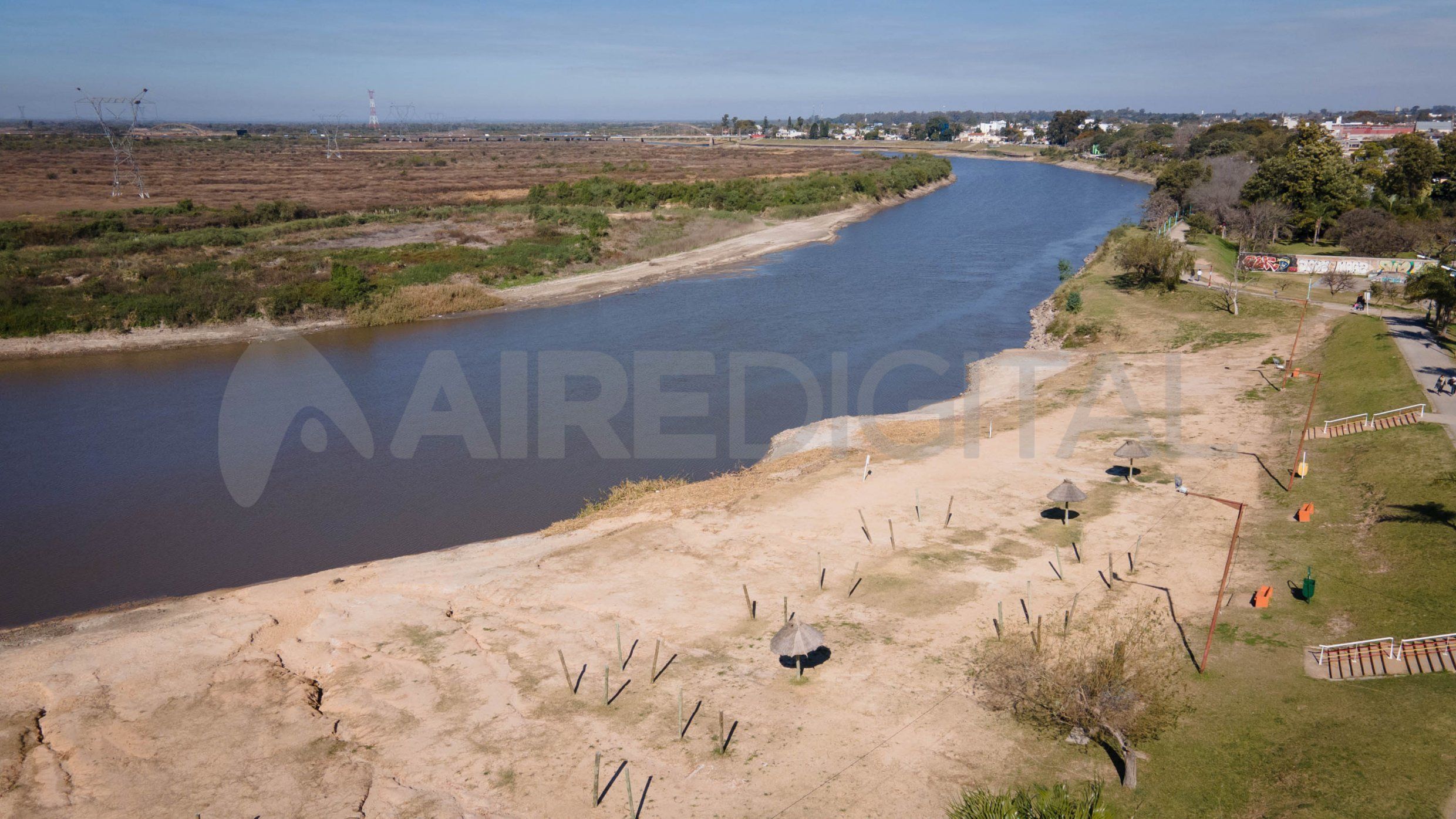 Las meandros, los puentes y el valle del río Salado, en una bajante ...