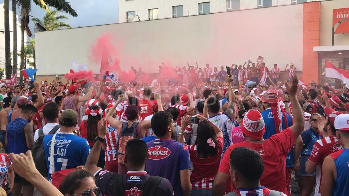 Banderazo tatengue en el hotel donde se hospeda el plantel