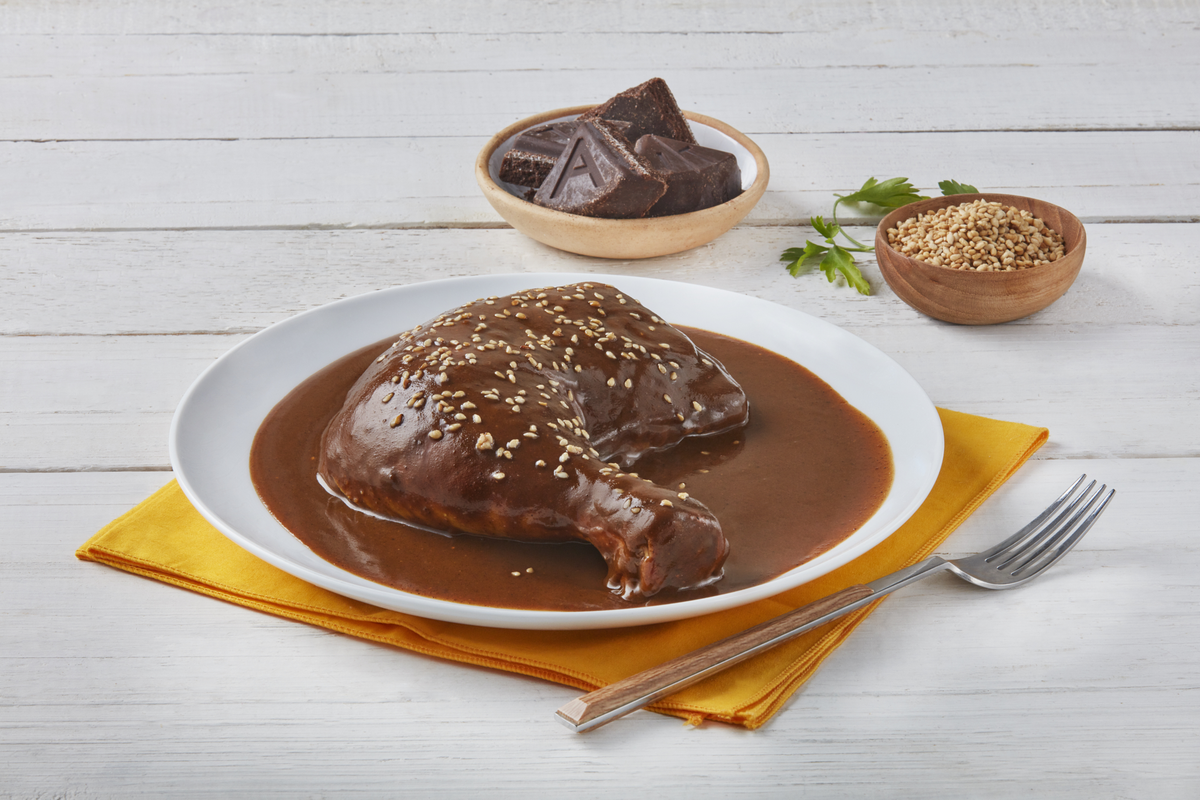 Qué es el mole, la receta que emocionó a Damián Betular