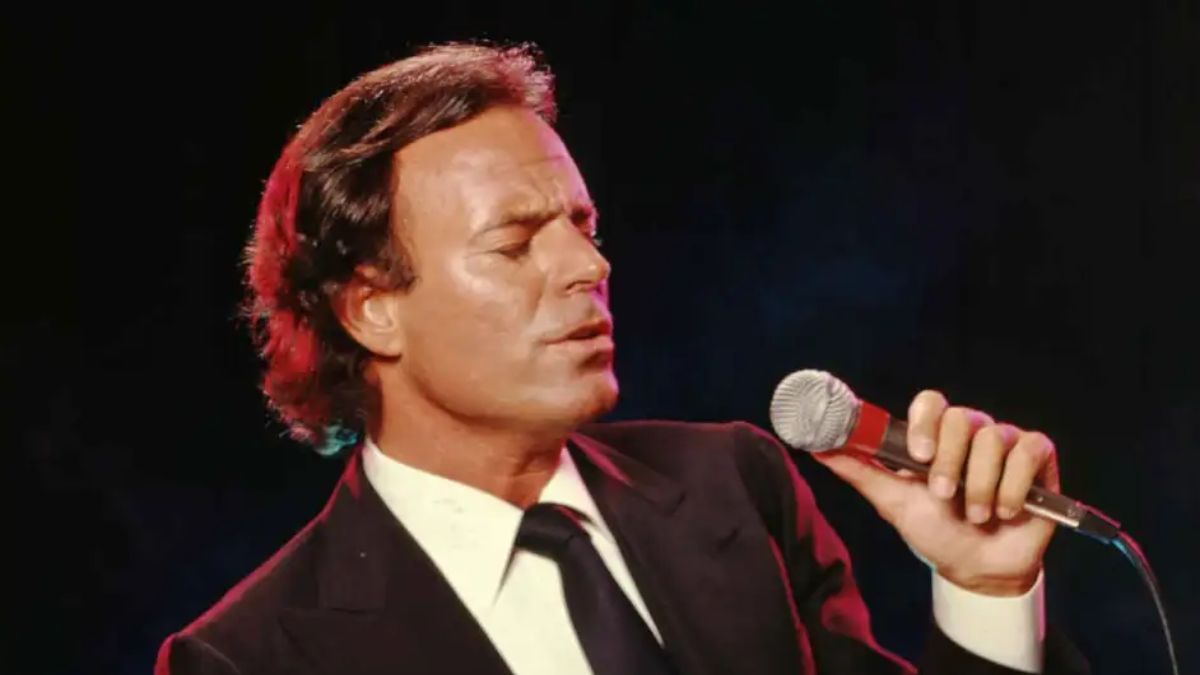 Julio Iglesias vuelve a reinar en las redes con la llegada del nuevo mes