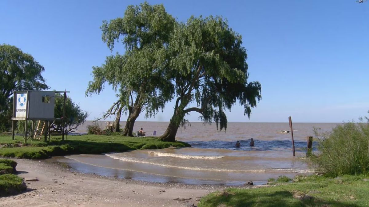 Un hombre de 33 años desapareció en el Río de la Plata tras meterse a nadar