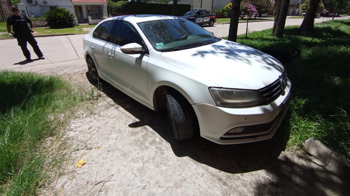 Balearon a un camión en Circunvalación, huyeron y abandonaron el auto ...