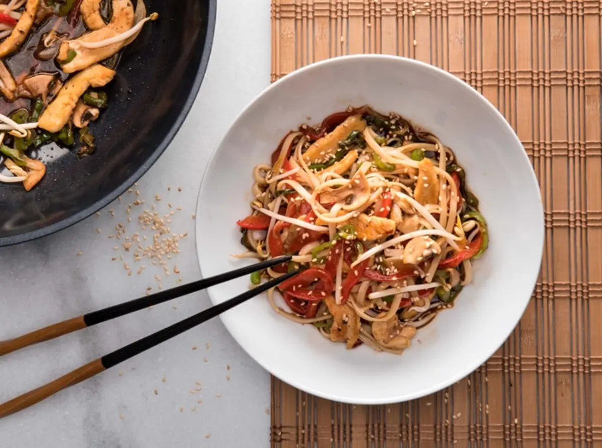 La técnica para cocinar los fideos de arroz y que no se peguen