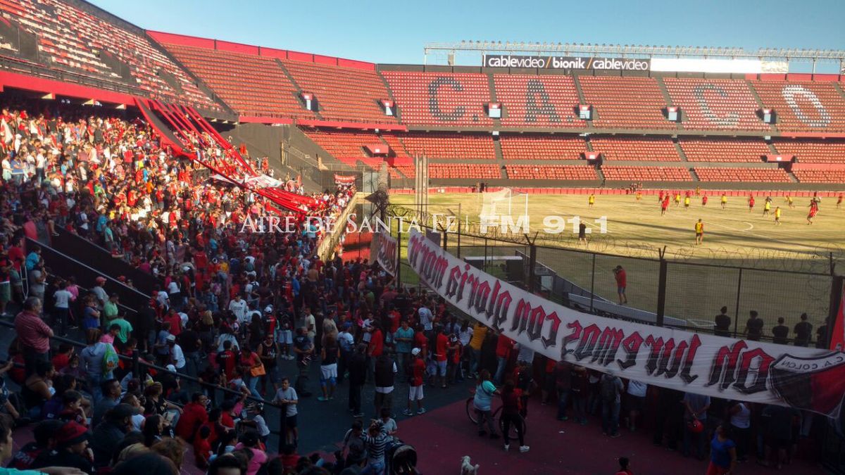 Banderazo en el último entrenamiento de Colón