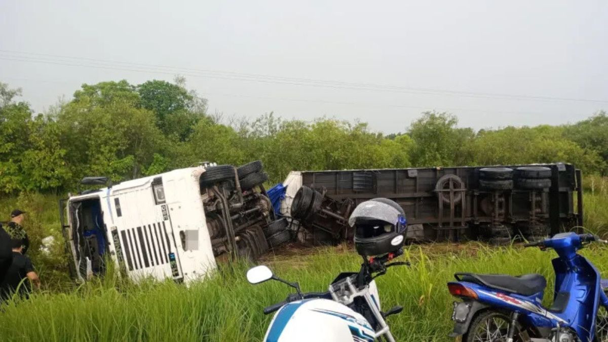 Accidente de tránsito en el norte de Santa Fe: volcó un camión de ...