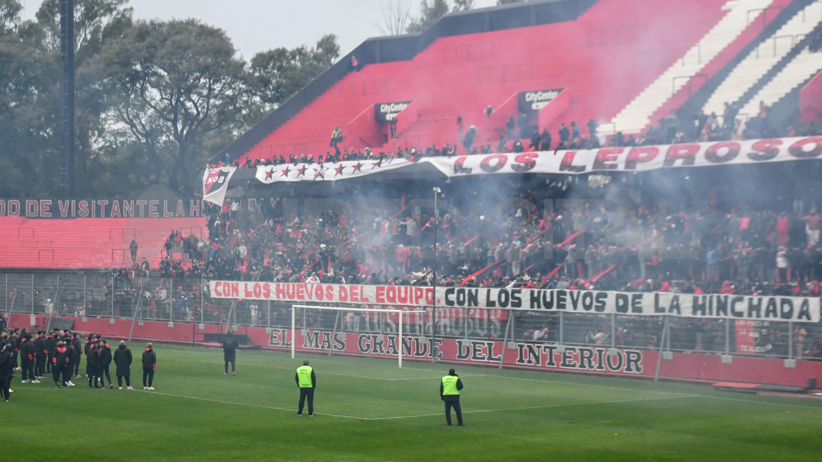 La hinchada de Newells realizó el tradicional banderazo previo al ...