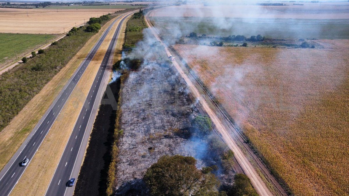 Tres incendios de pastizales complican el tránsito en autopista Santa ...