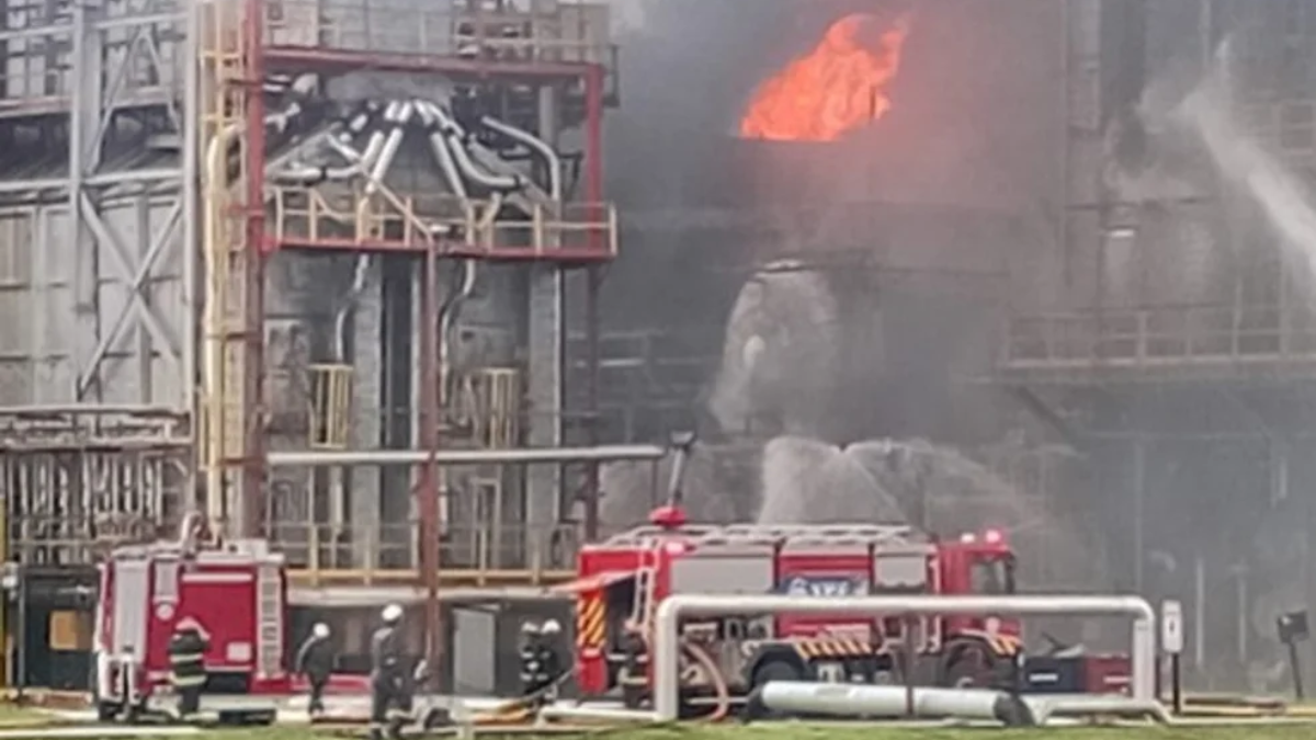 Incendio en la refinería de YPF La Plata: controlaron el fuego y no ...