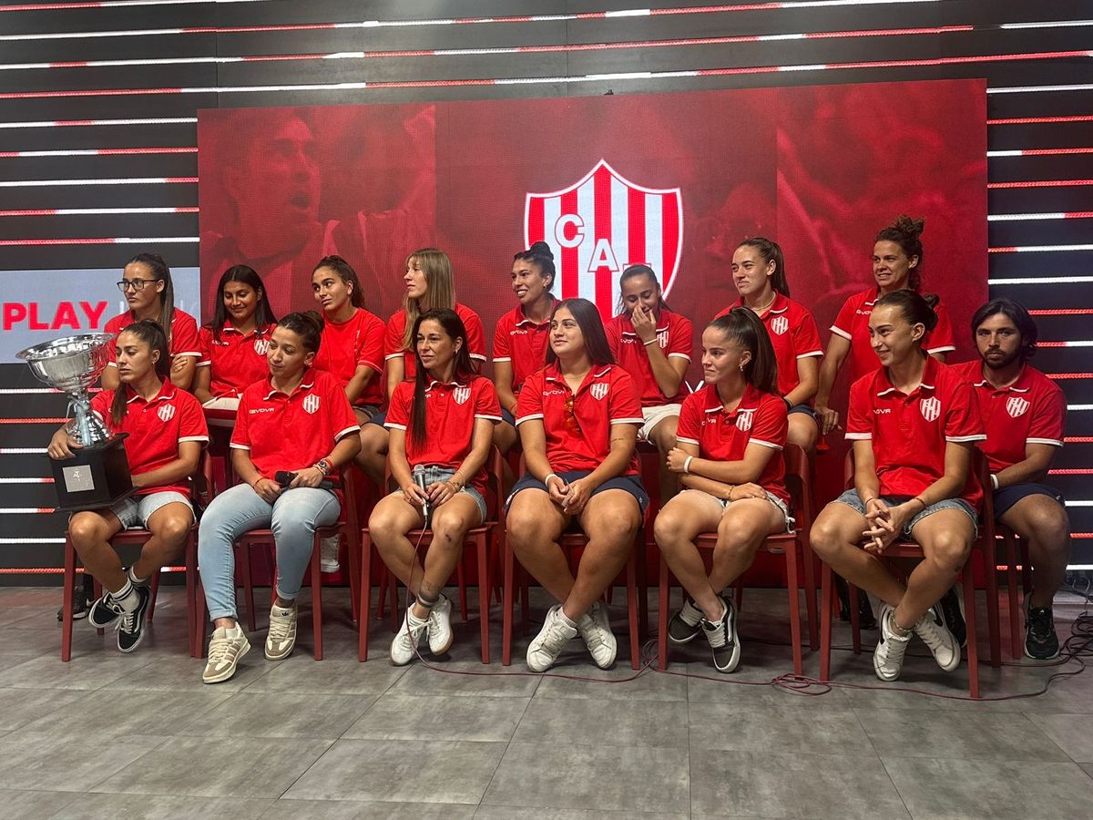 ¡Campeonas y de Primera! el fútbol femenino de Unión visitó AIRE y ...