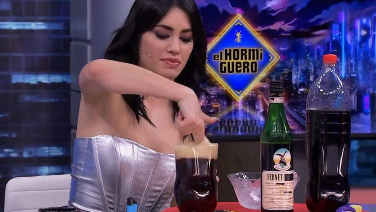 Lali Espósito revolucionó las redes al enseñar en la TV española cómo preparar fernet en una ...