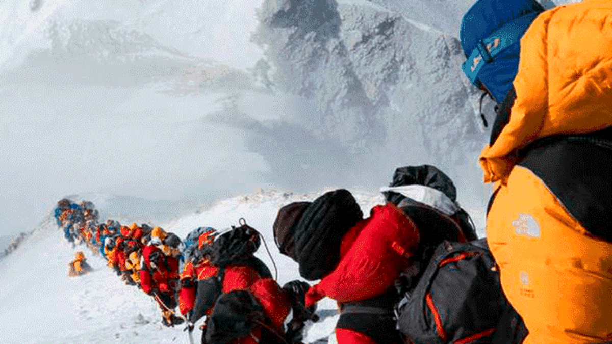 Everest: publican foto de montañistas haciendo cola en medio de un cadáver