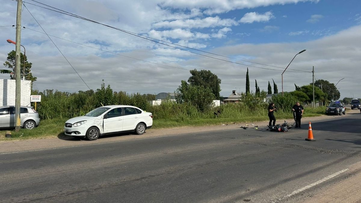 Accidente en Ruta 11: una motociclista fue trasladada en ambulancia tras un fuerte choque con un ...