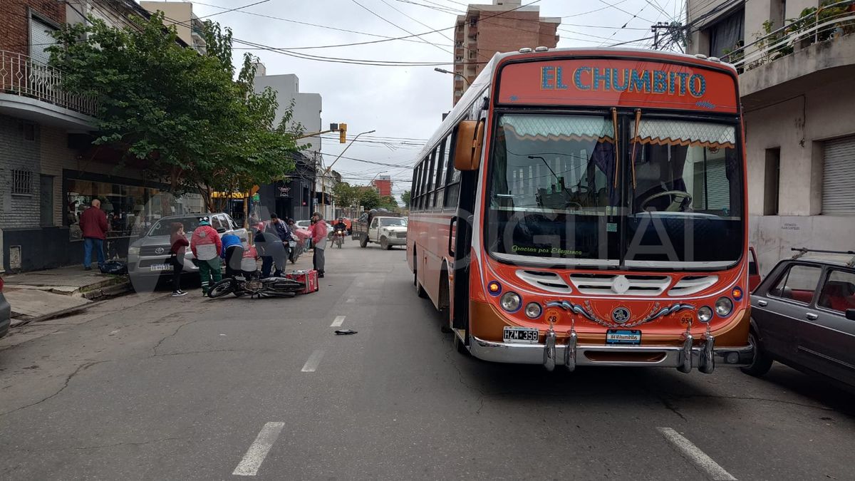 Accidente en pleno centro de Santa Fe: un cadete de delivery chocó de ...
