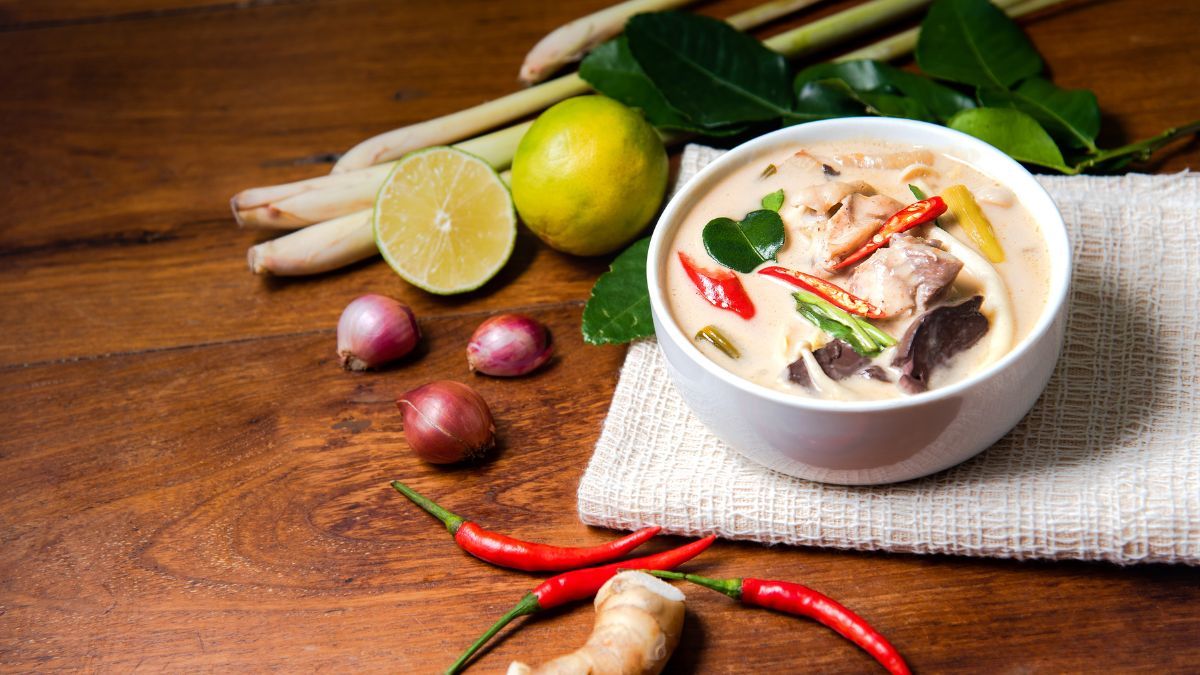 Sopa thai de coco con pollo y champiñones: una receta cremosa ...