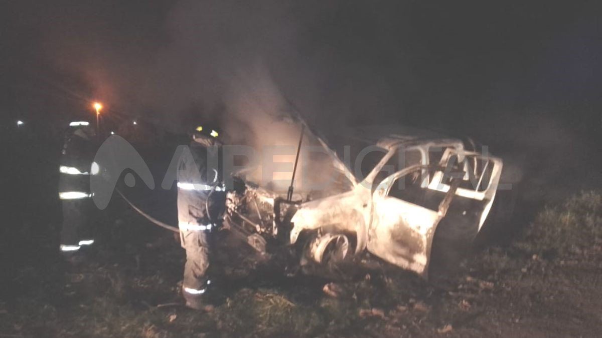 Ciudad De Santa Fe Robaron Incendiaron Y Abandonaron Una Camioneta En