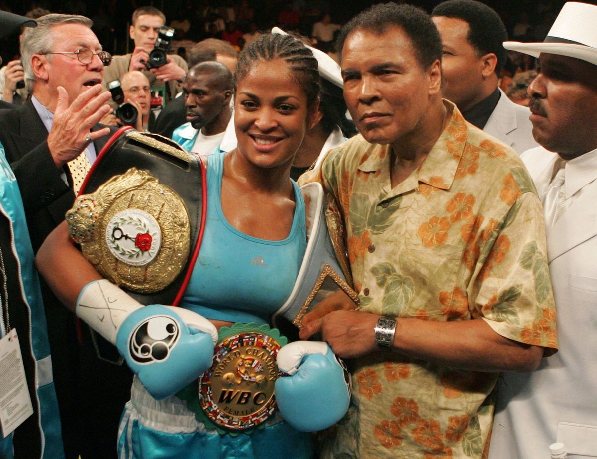 A siete años del adiós a Muhammad Ali, el boxeador que volaba como una ...