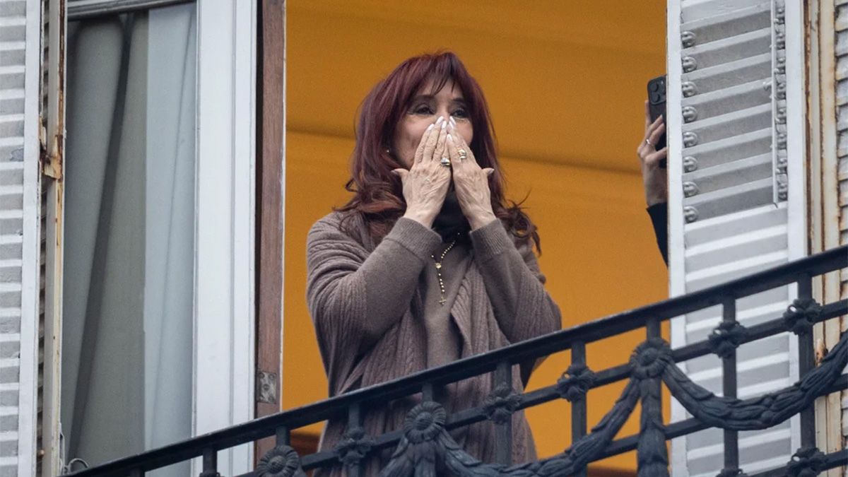 Cristina Kirchner saludó a la militancia desde el balcón tras el ...