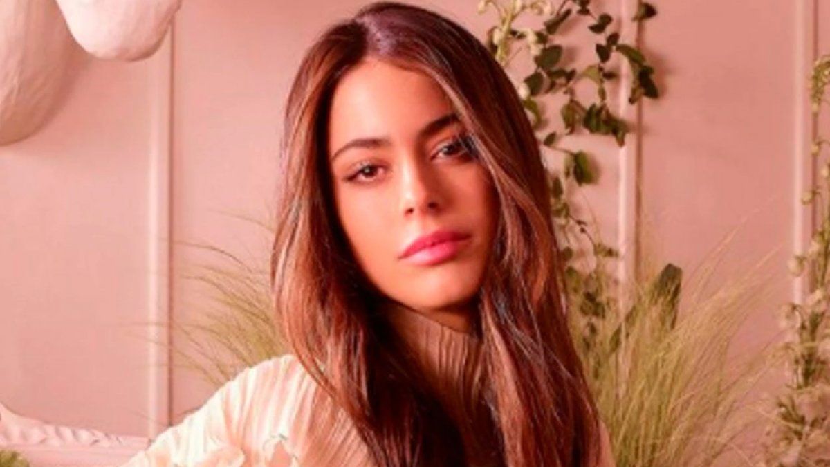 Tini Stoessel se hizo un piercing en la cara y lo mostró en un primer ...