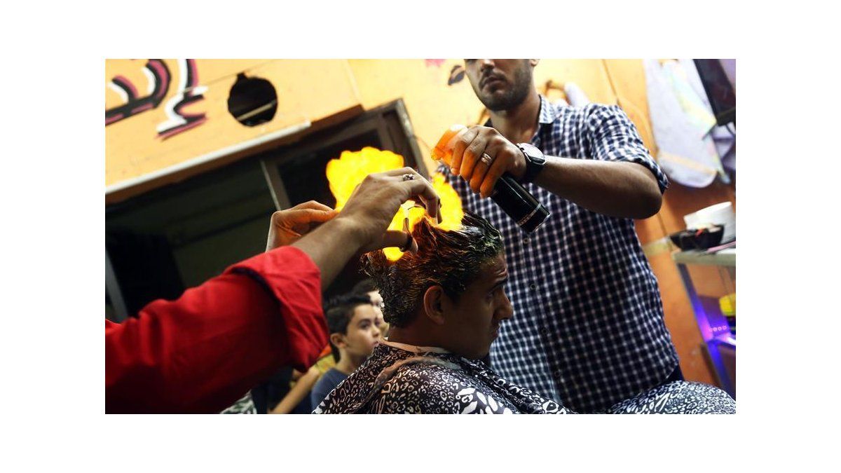 La barbería india que corta el pelo de sus clientes con fuego
