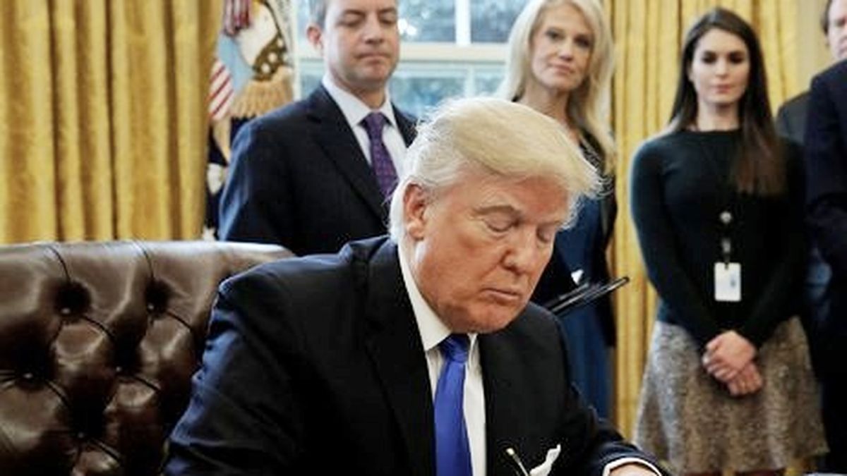Donald Trump firmó el decreto para construir el muro con México