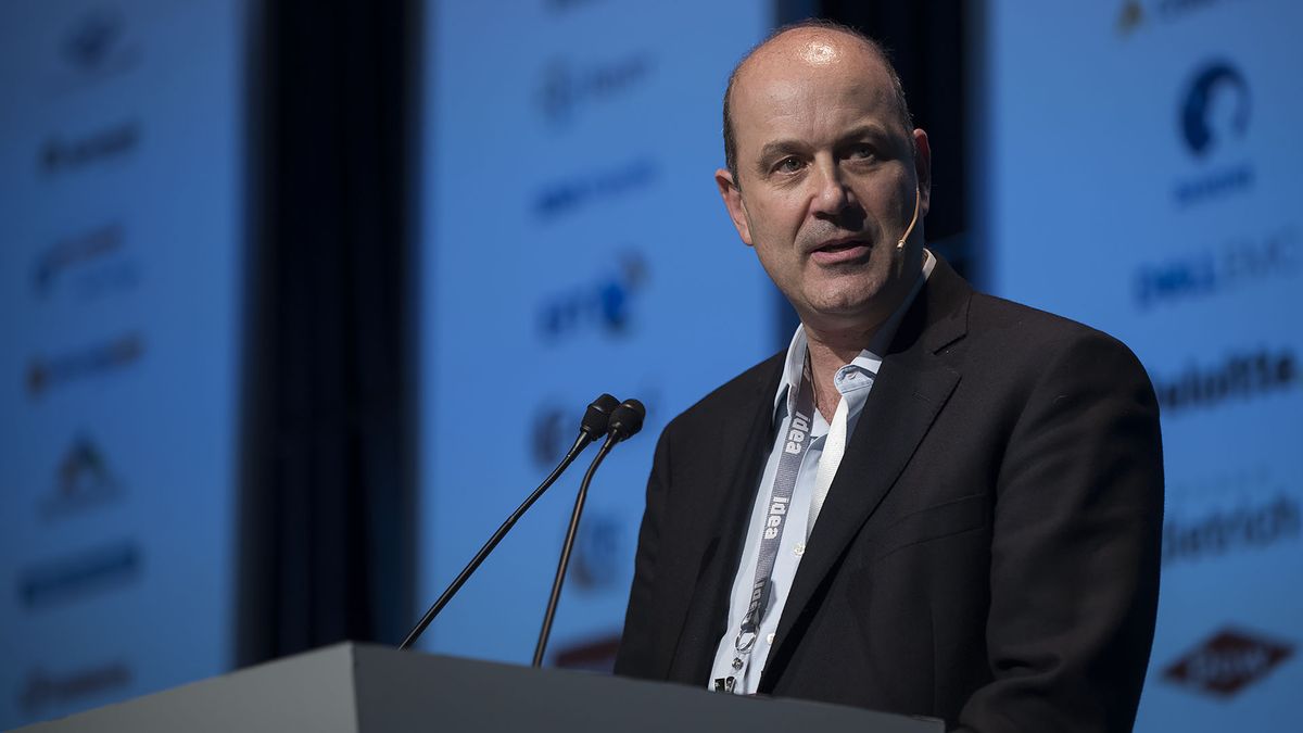 Federico Sturzenegger elogió a los argentinos que vacacionan en el ...