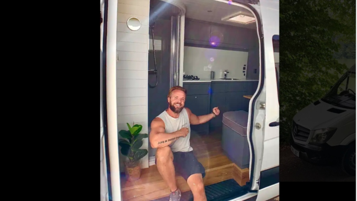 Trasformó su combi en una lujosa casa rodante: baño con azulejos y ...