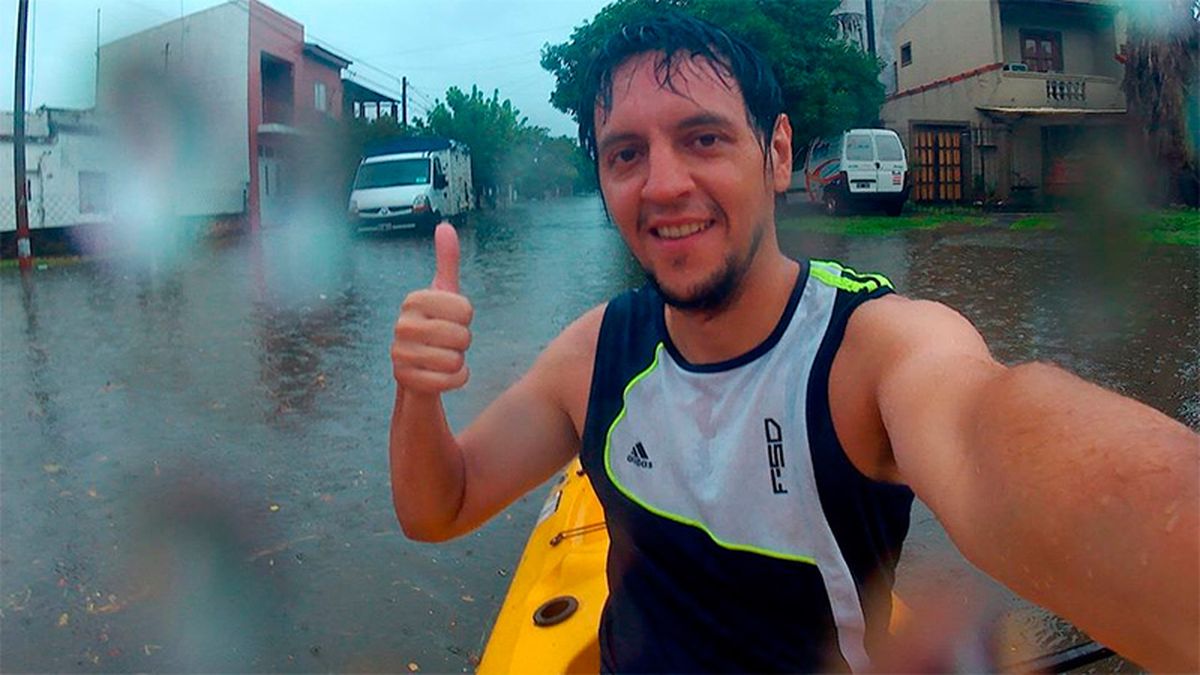 Recorrió en kayak las calles de María Selva