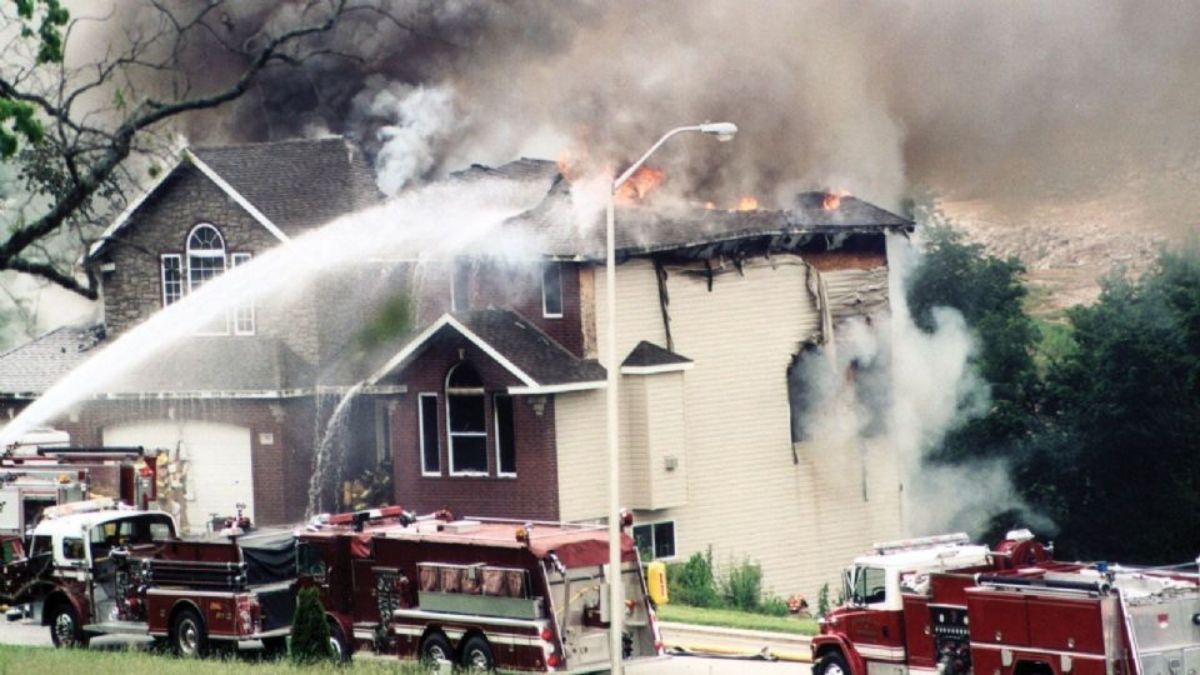 Diez muertos, tres de ellos niños, por voraz incendio de una casa en ...