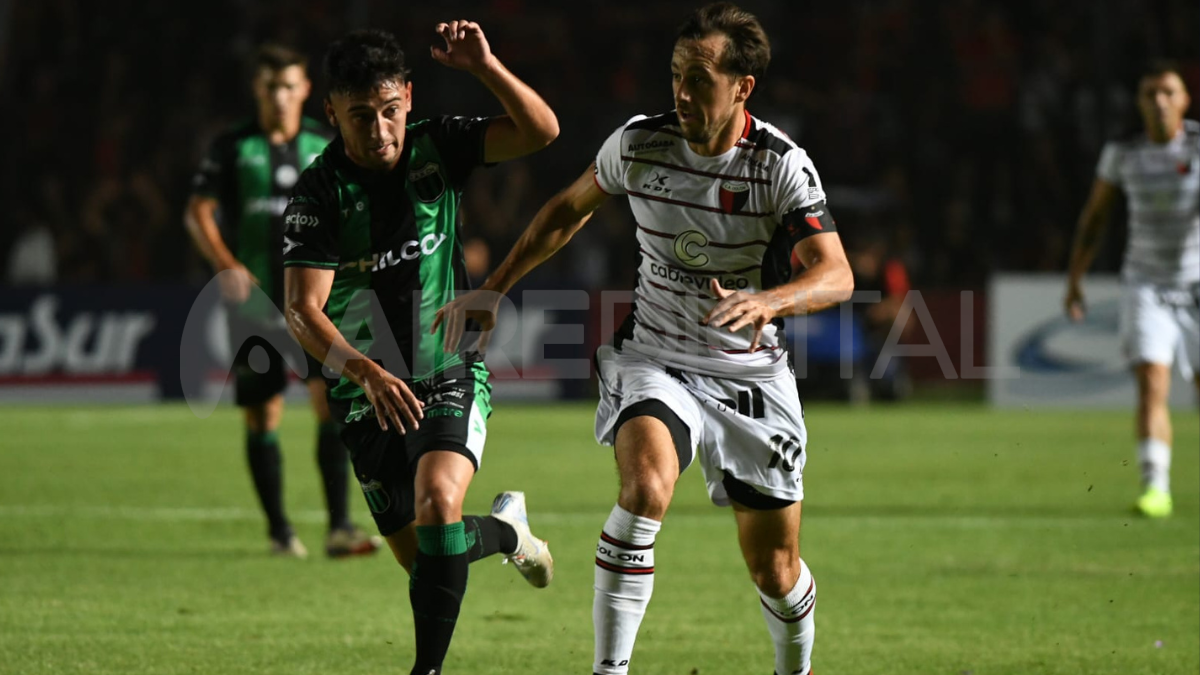 Colón resistió hasta el final y le ganó 2 a 1 a Nueva Chicago en Santa Fe