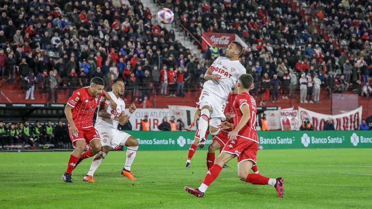 Polémico final: Unión perdió con Huracán y sumó la tercera derrota consecutiva