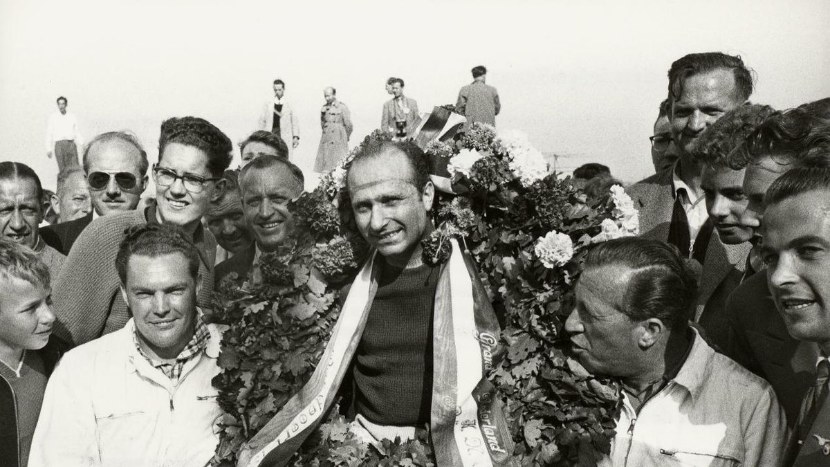 Juan Manuel Fangio, el fenomenal campeón que manejaba con la muñeca de Dios