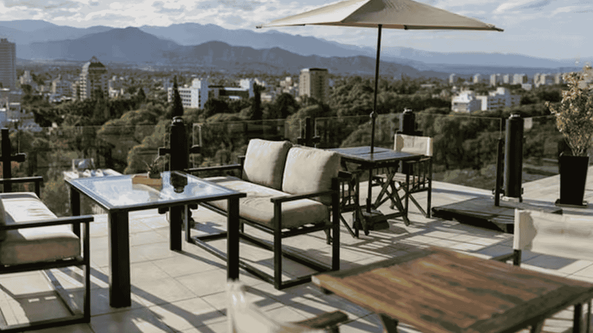 Tragedia en Mendoza: murió una joven de 20 años al caer desde el piso 14 de un hotel en el centro