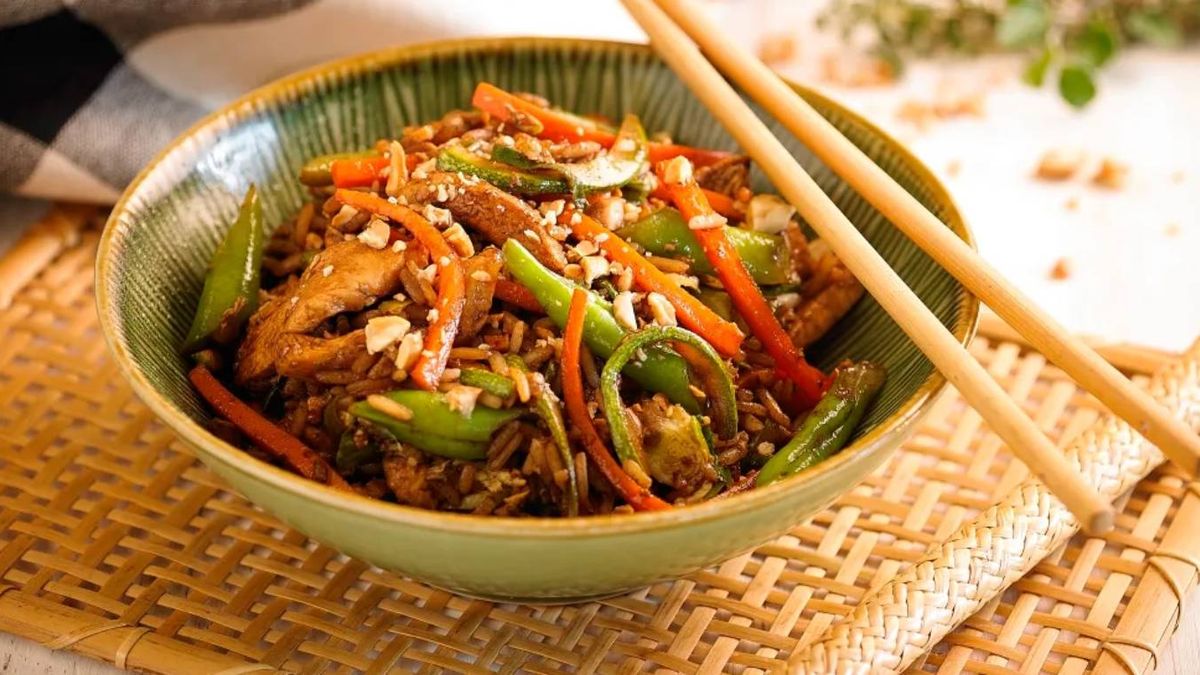 Cómo hacer un salteado de pollo y arroz, con la receta de Maru Botana