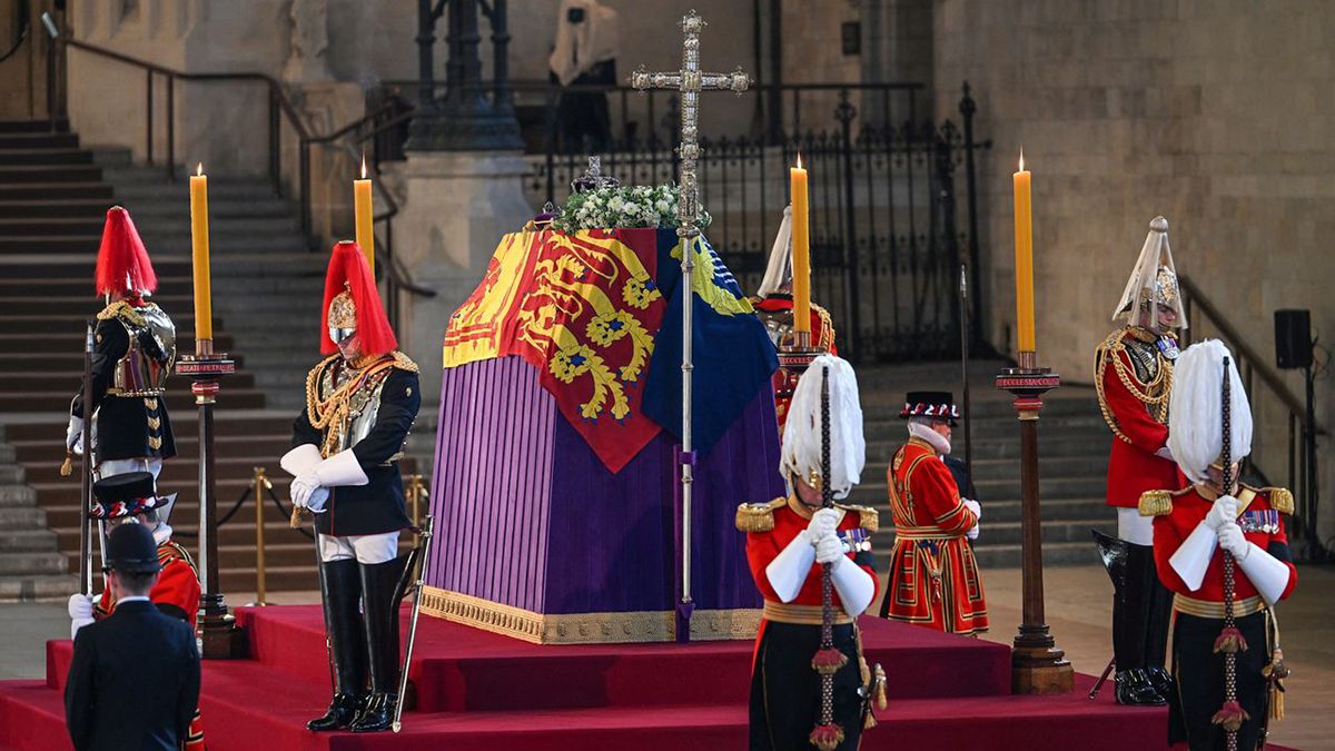 El féretro de Isabel II está en Westminster Hall y los británicos hacen ...