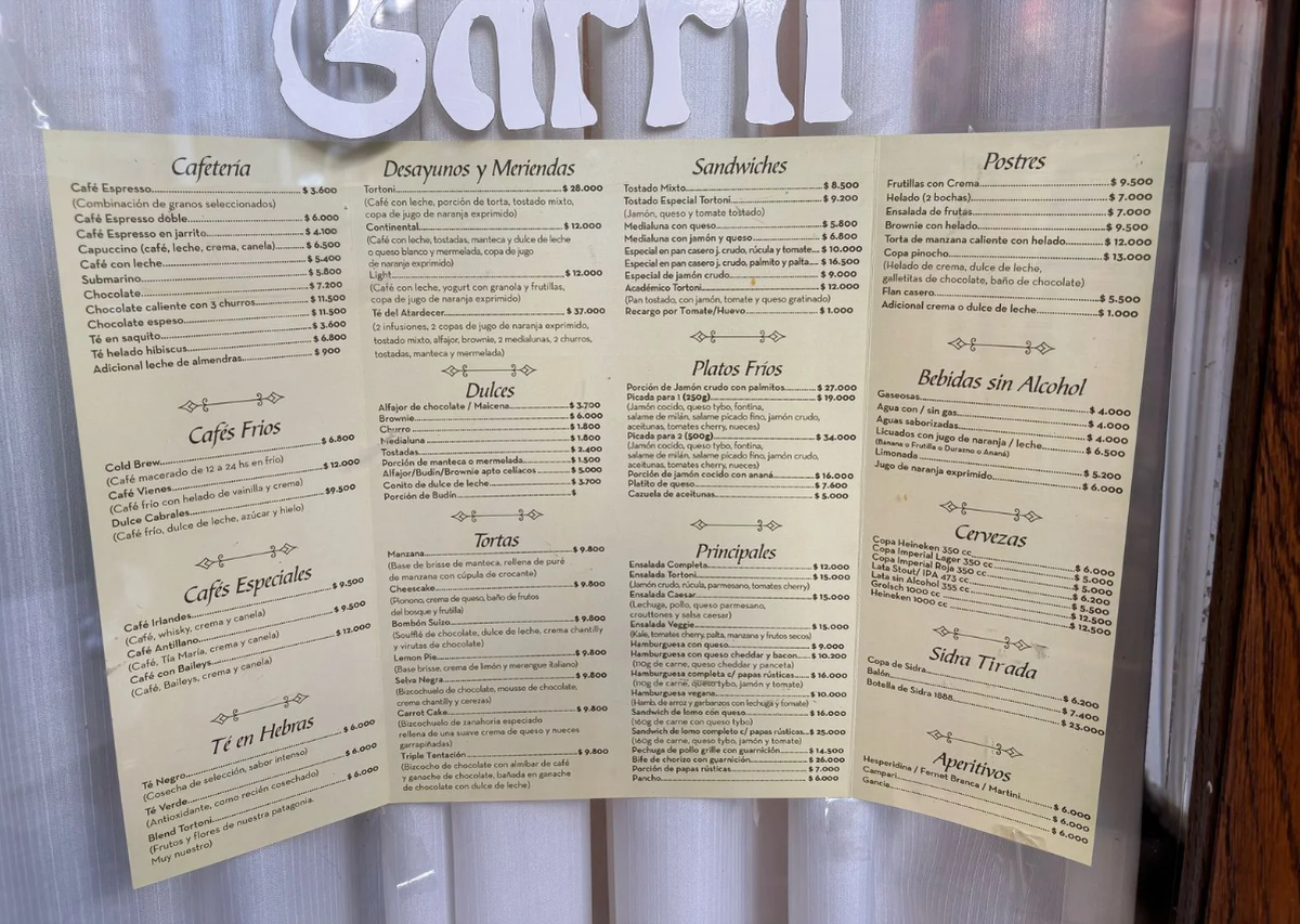 Cuánto sale un chocolate caliente con 3 churros en El Tortoni en mayo 2025