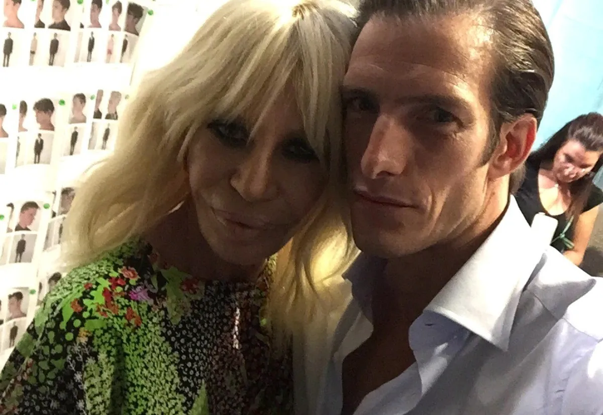 Iván de Pineda la rompió como anfitrión del desfile de Versace y una de las más grande estrellas ...