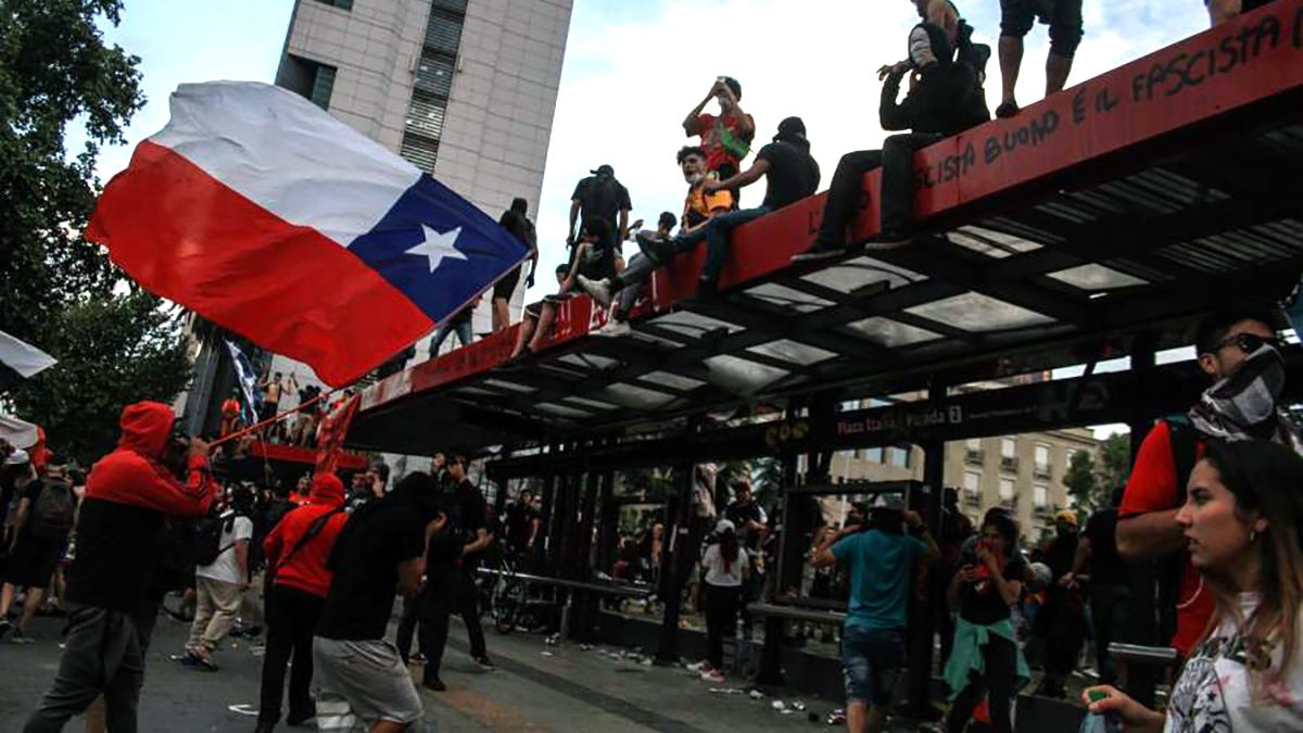Chile: absuelven a dos acusados de quemar una estación de metro durante ...