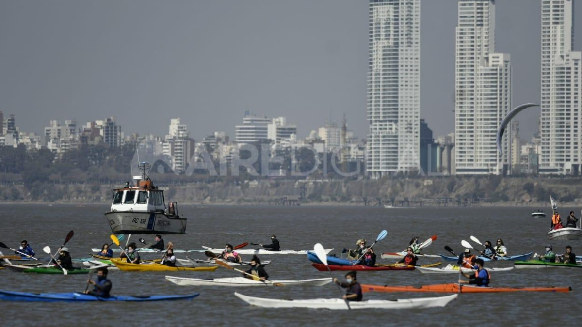 Rosario: protesta en el río Paraná contra los incendios y por la ley de ...