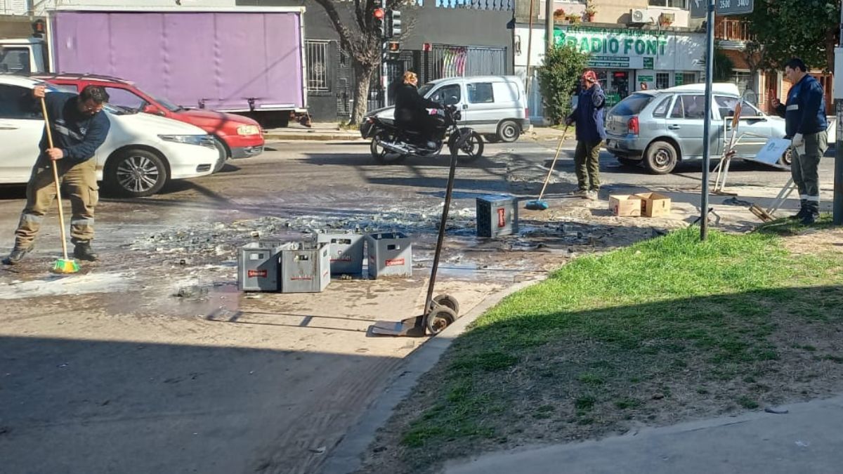 Santa Fe: por un bache, un camión que transportaba cervezas perdió su ...