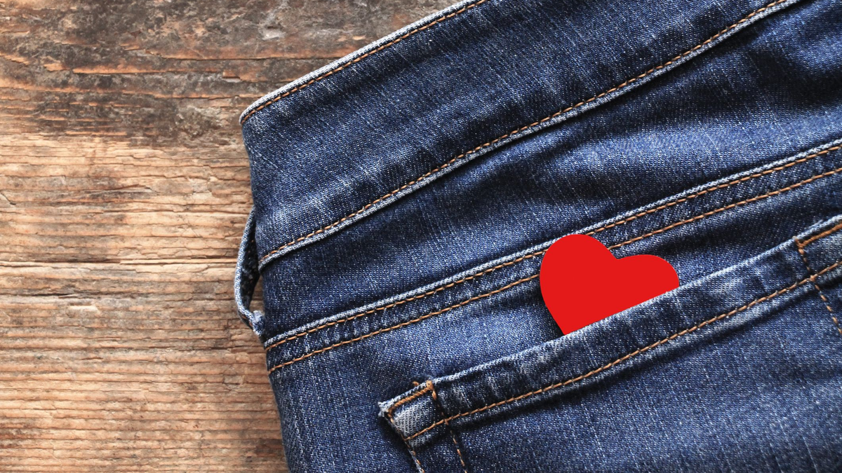 Pocketing: qué es y cómo saber si tu pareja te lo hace