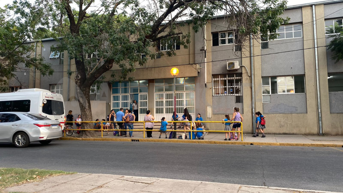 Ola de calor: los padres de un secundario piden que se acondicionen las aulas