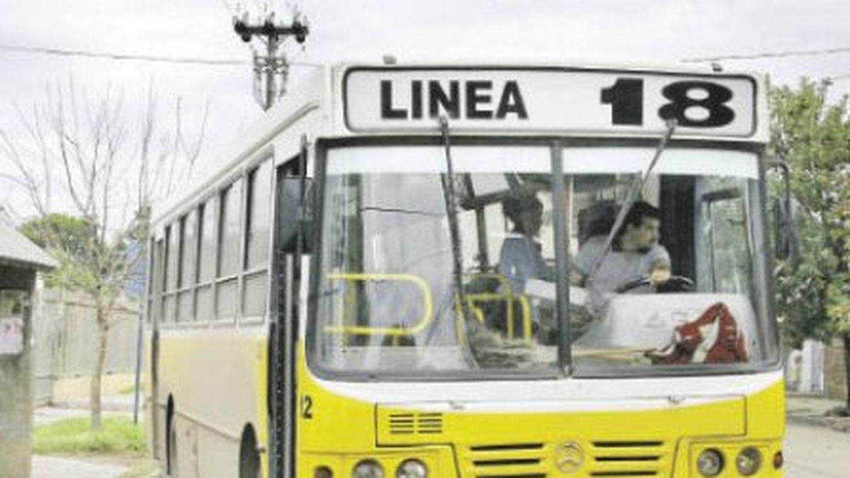 Apedrearon un colectivo de la línea 18