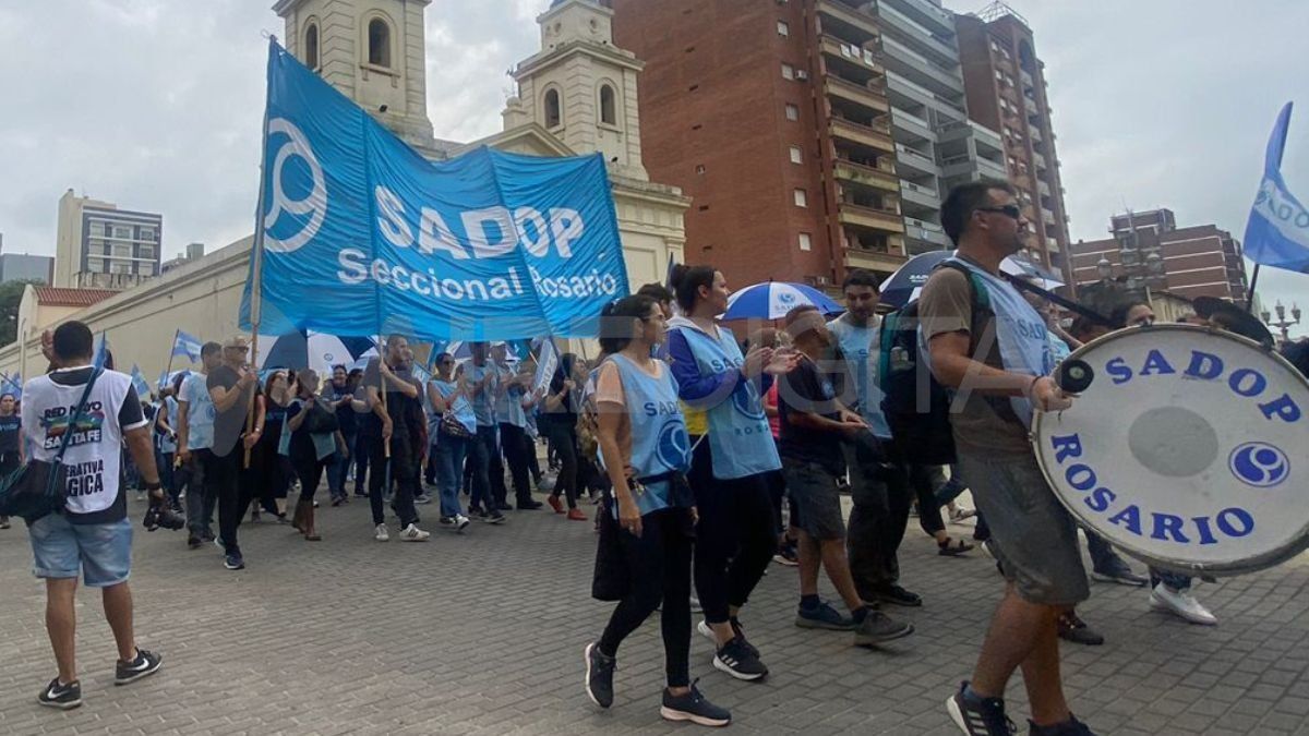 Con una Plaza de Mayo repleta, los docentes y profesionales de la salud ...