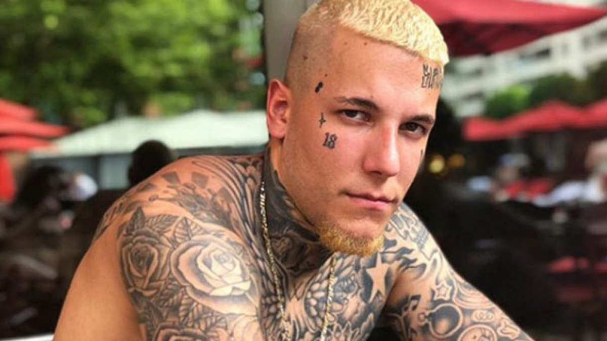 Alex Caniggia causó polémica al posar entre miles de billetes