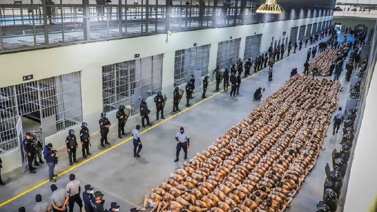 El Salvador: las impactantes imágenes del traslado de los primeros dos ...