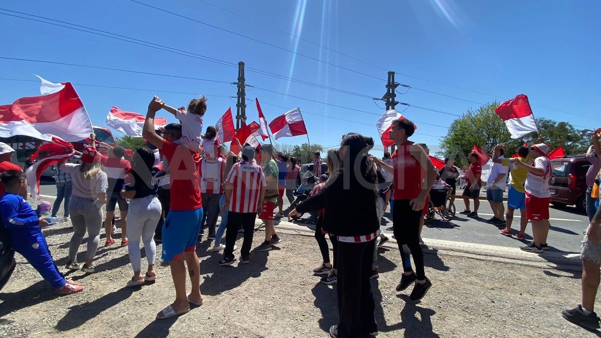 El banderazo de Unión y el aliento de los hinchas previo al partido con ...