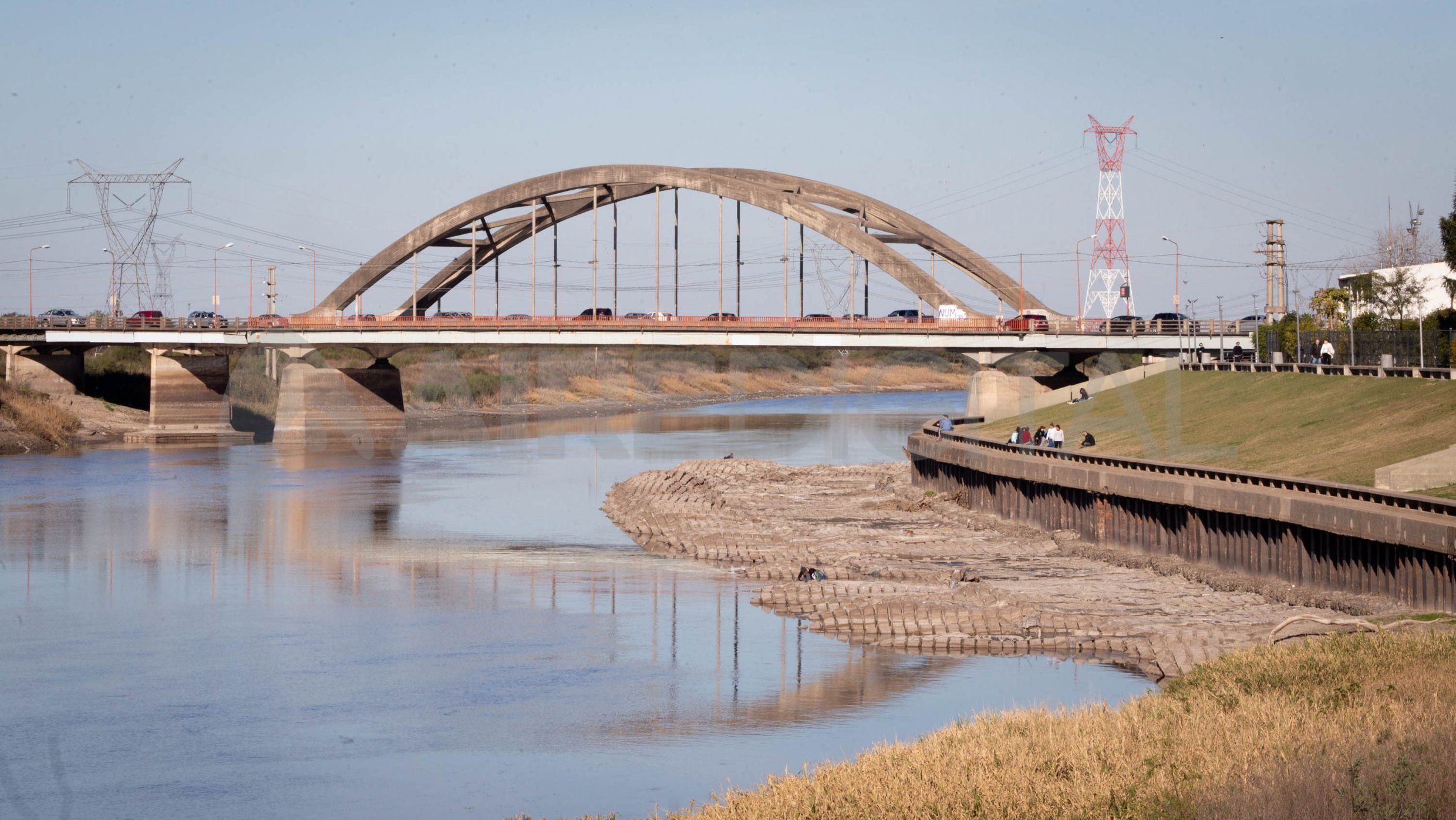Las meandros, los puentes y el valle del río Salado, en una bajante ...